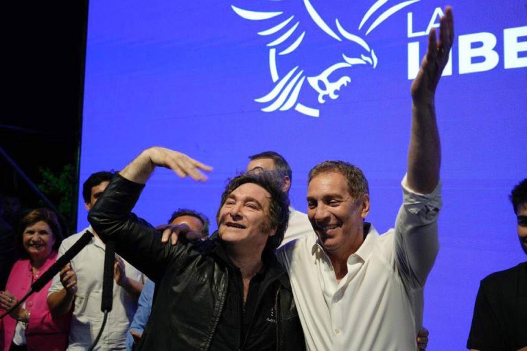 Santilli se prueba el traje de virtual ministro de Interior